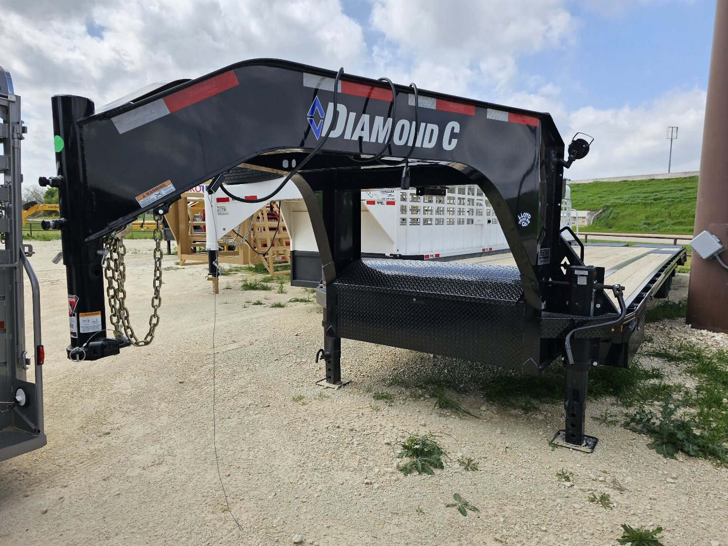 New 2023 DIAMOND C FMAX208 102x40 MR FLATBED TRAILER | Waco Texas