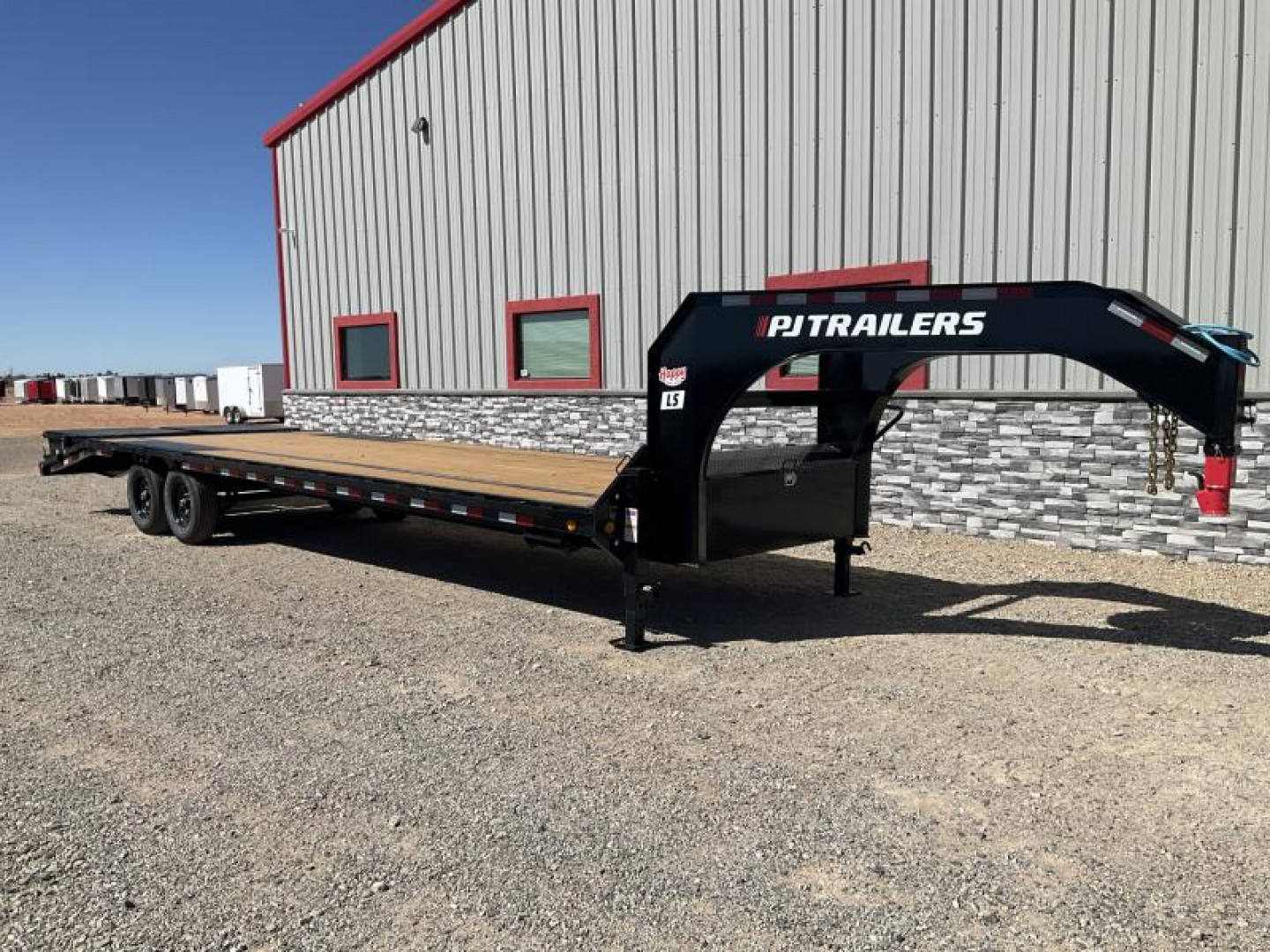 New 2025 PJ 102"x30' GN Low Pro Flatbed w/ Singles - LS
