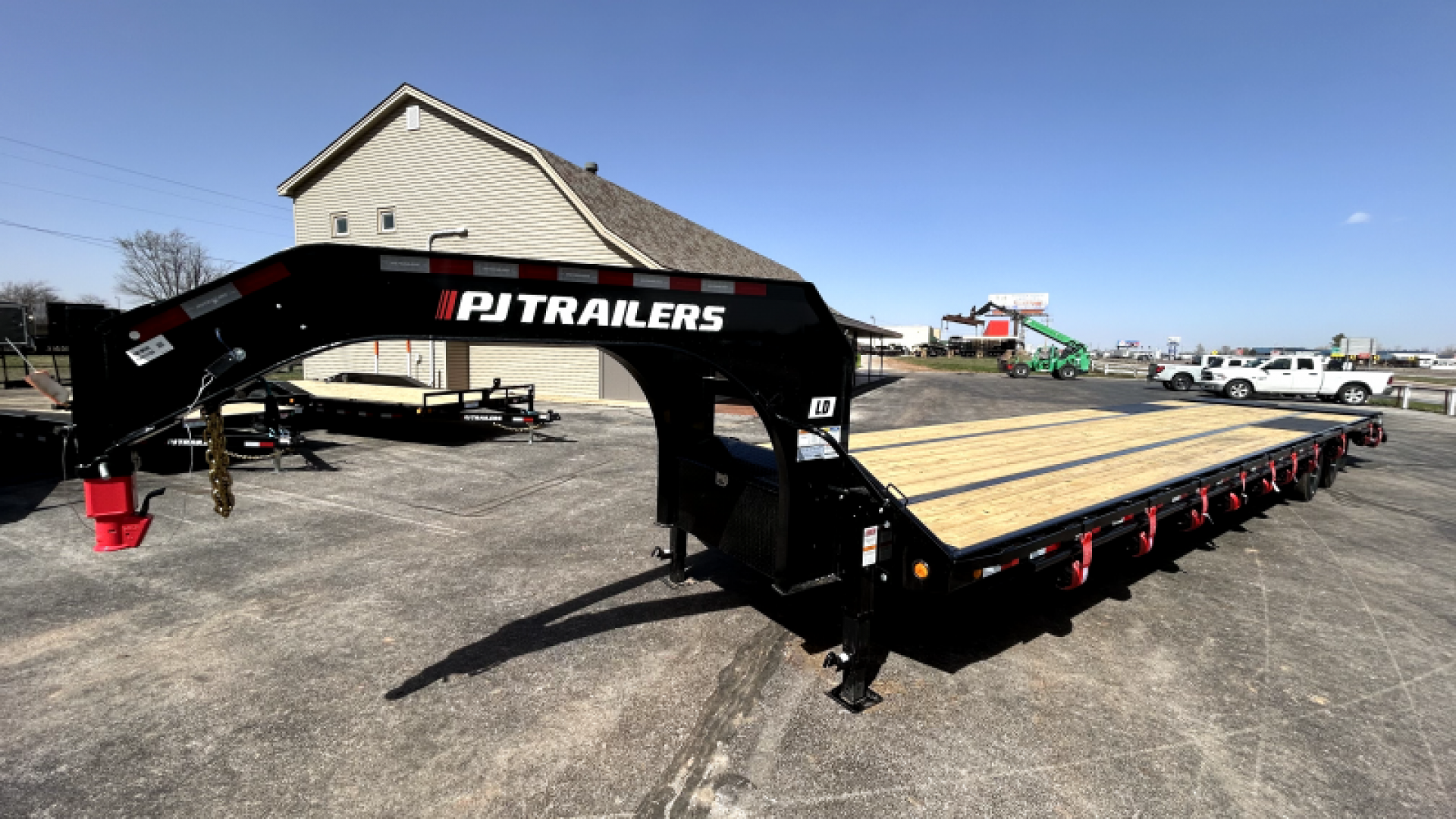 New 2025 PJ 102"x40' GN Low Pro Flatbed w/ Duals - LD